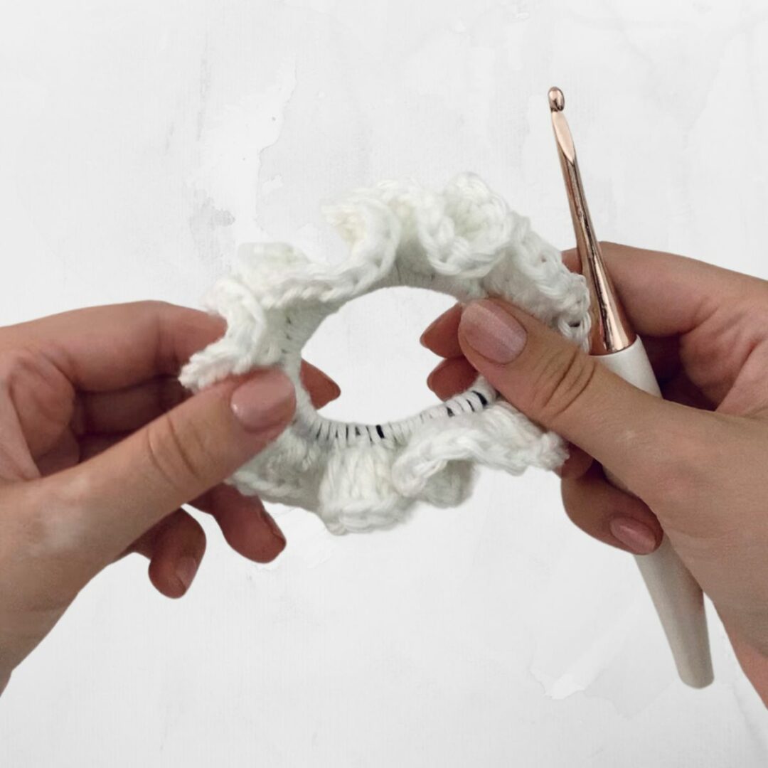 DIY Glow Scrunchie - Free Crochet Pattern with glow-in-the-dark yarn ...